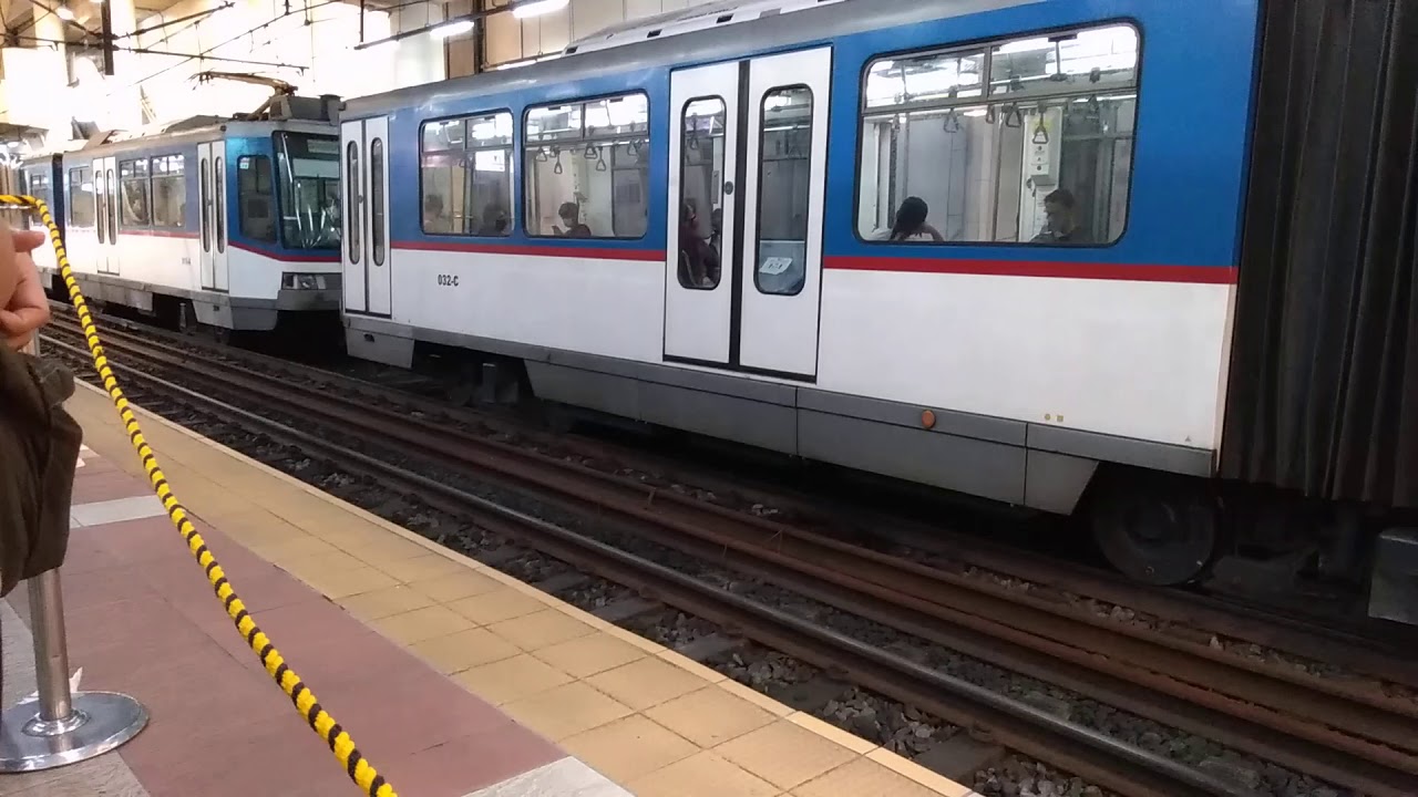 MRT 3 3100 series CN Dalian LRV arriving at Ayala Station - YouTube