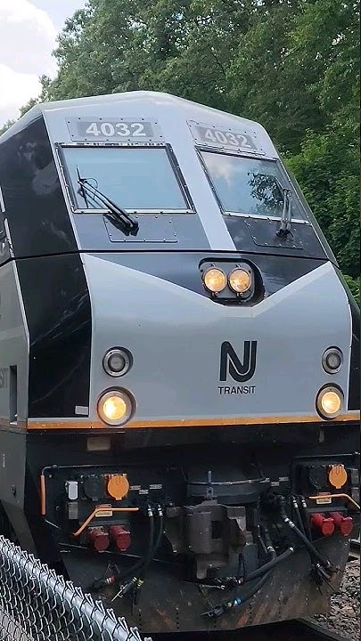 NJT PL42AC #4032 Unrestricted K5LA Horn (Crossing Sequence) with quills - YouTube