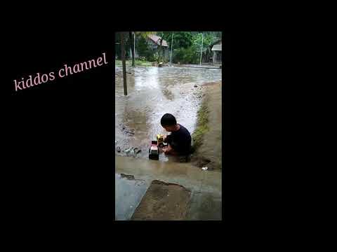 Ana kecil main mobilan di bawah Shower terbesar di dunia