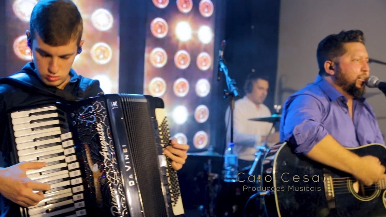 CAIO CESAR & BANDA- Não Chora Minha China Véia/ Um Bagual Corcoveador ...