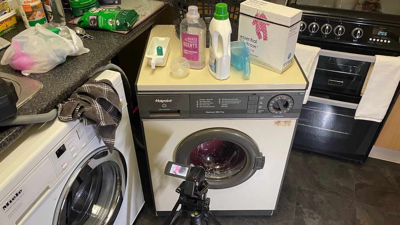 Hotpoint 9530 Electronic 1000 Plus - Red Sofa Throw - Programme 5 - YouTube