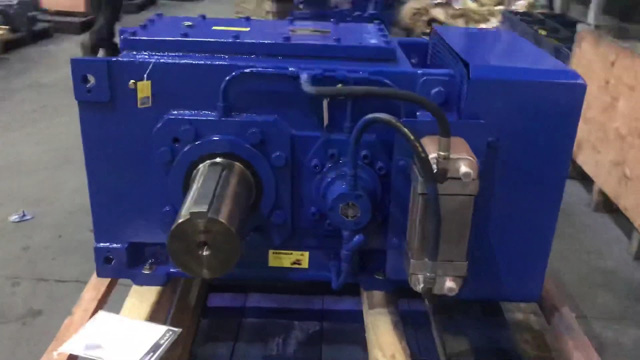 Right angle heavy industrial gearbox with cooling fan and cooling pump ...