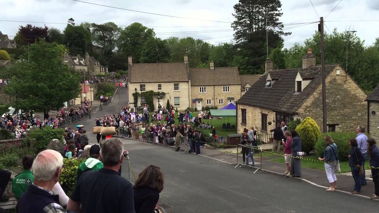 Tetbury Woolsack Day 2015 The World Championship Woolsack Races ! - YouTube