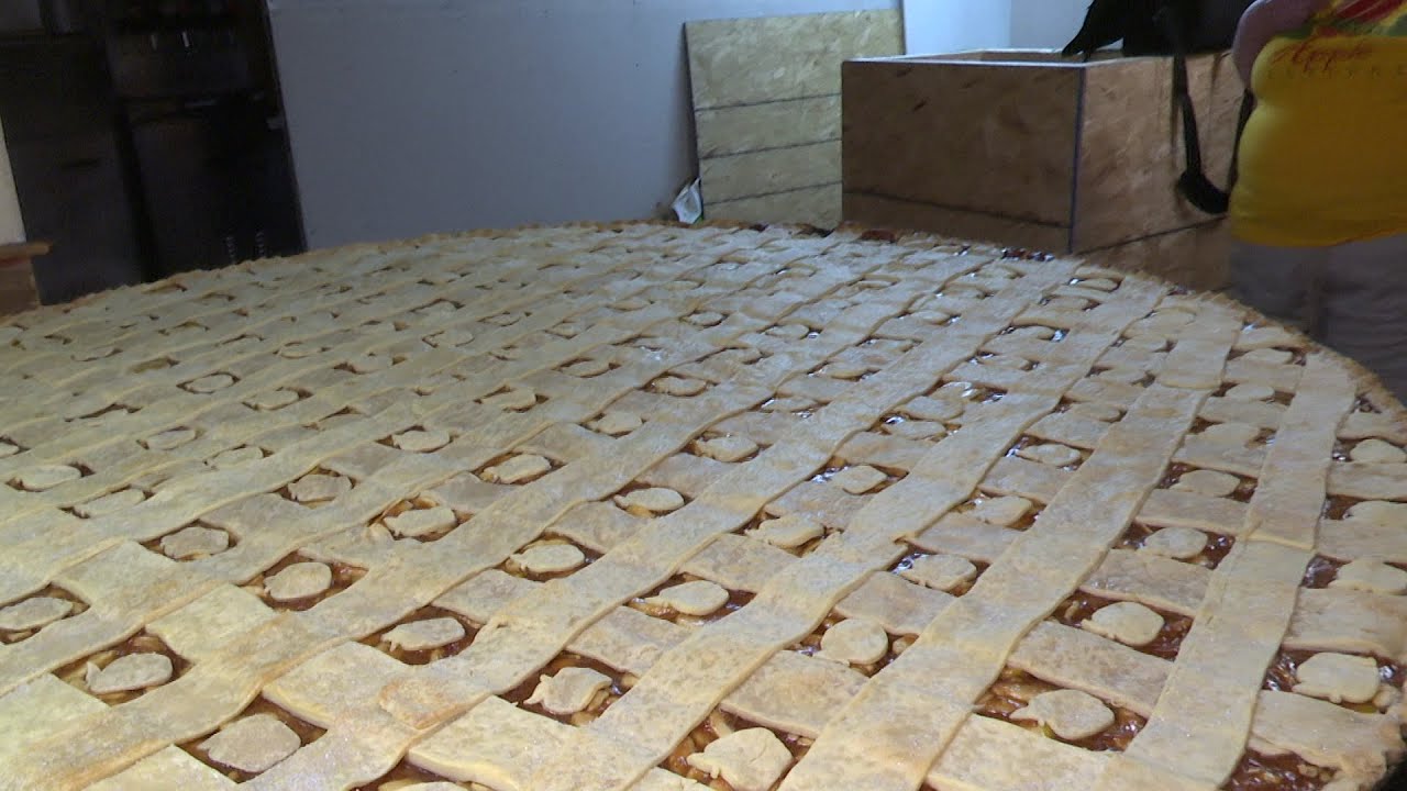 7-foot baked apple pie at the Nappanee Apple Festival! - YouTube