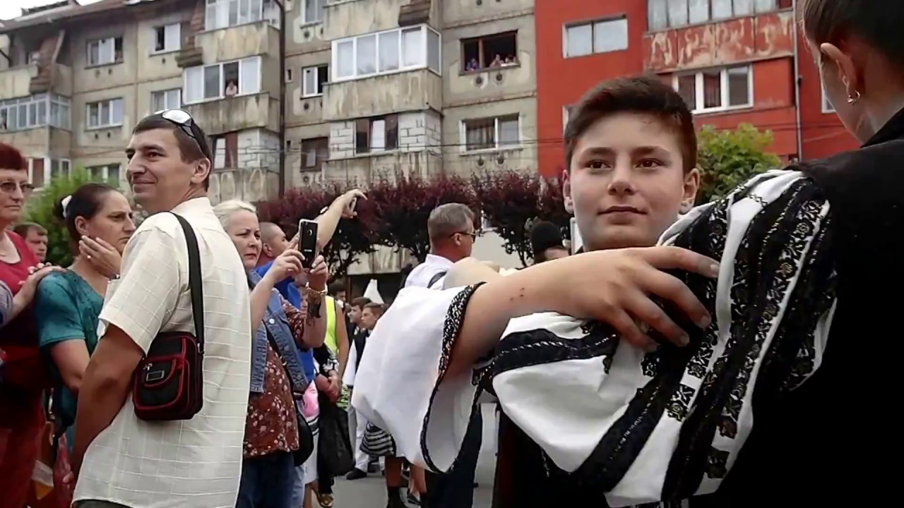 Parada portului popular Petrila - YouTube