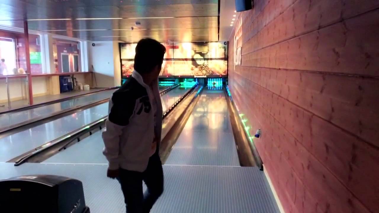 3 strikes on bowling - YouTube