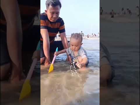 ajak si bocil berenang di pantai seru dan lucu 😂 - YouTube