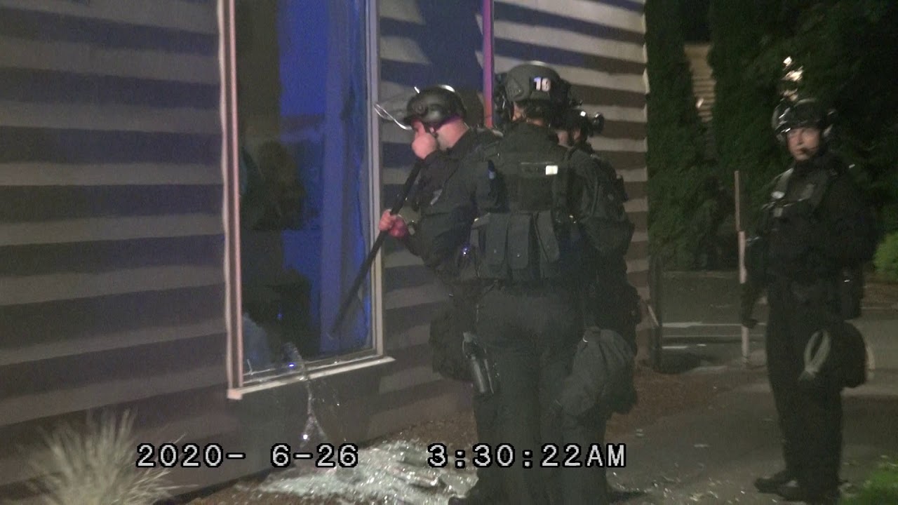 cops go into bank through window looking for rioters - YouTube