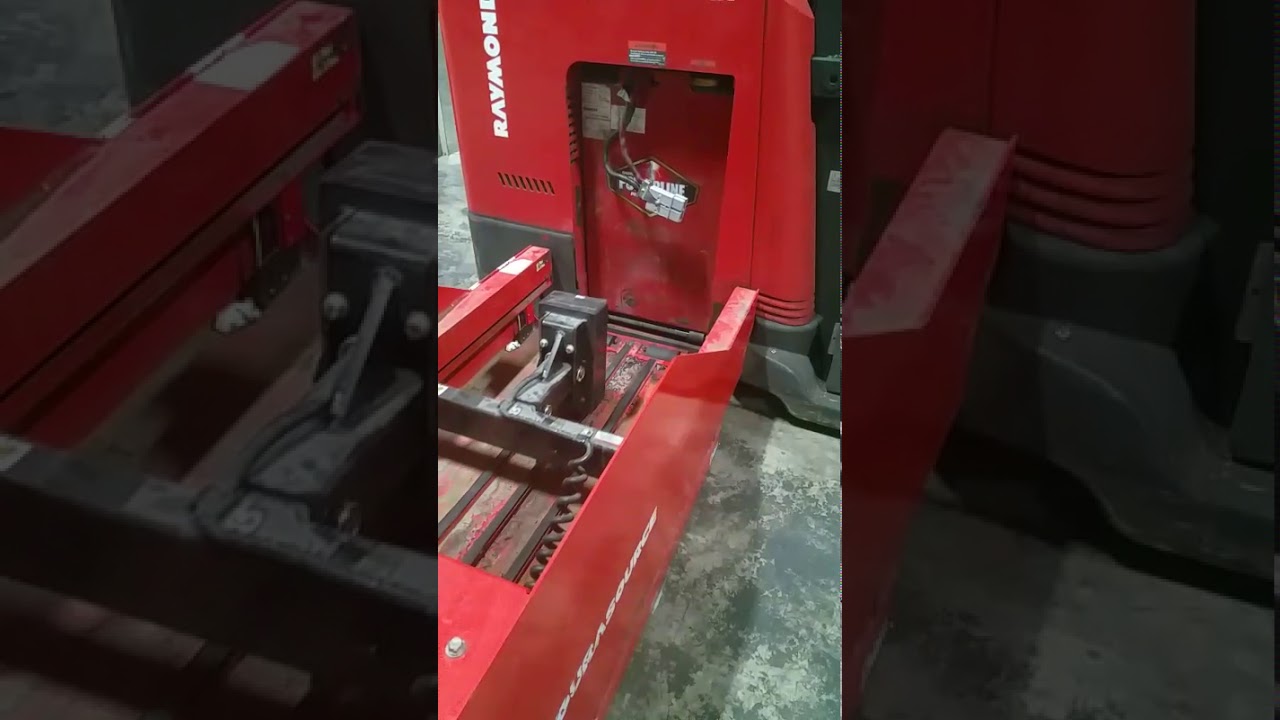 How to Change the raymond forklift battery with power truck and magnet ...