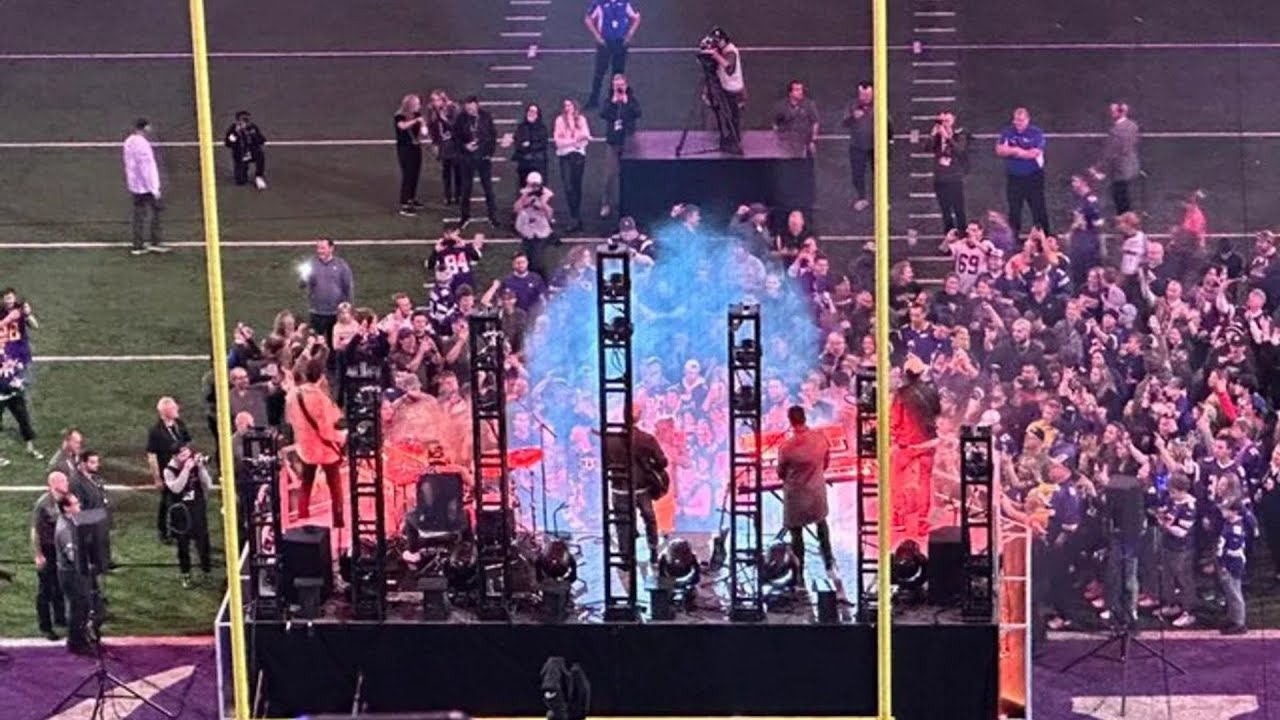 Tyler Hubbard Performance At NFL Thanksgiving Halftime Show 2022 - YouTube