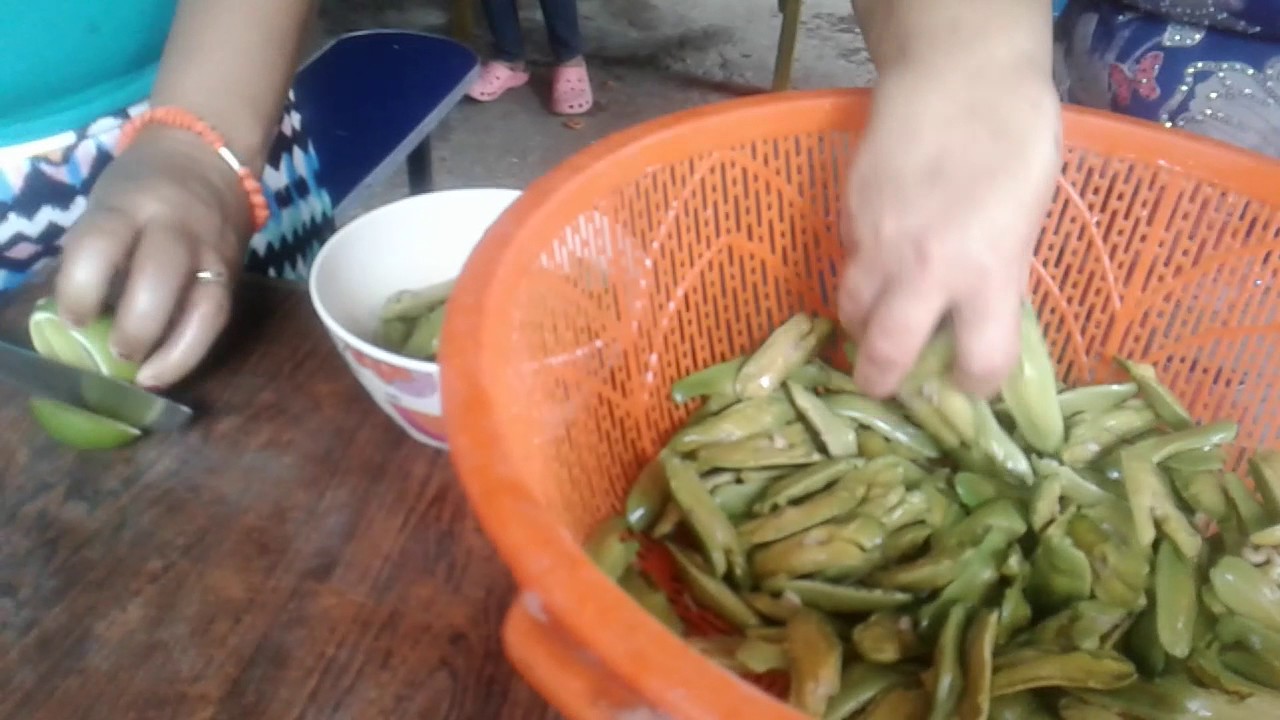 Comiendo unas ricas paternas El salvador 4x4 - YouTube