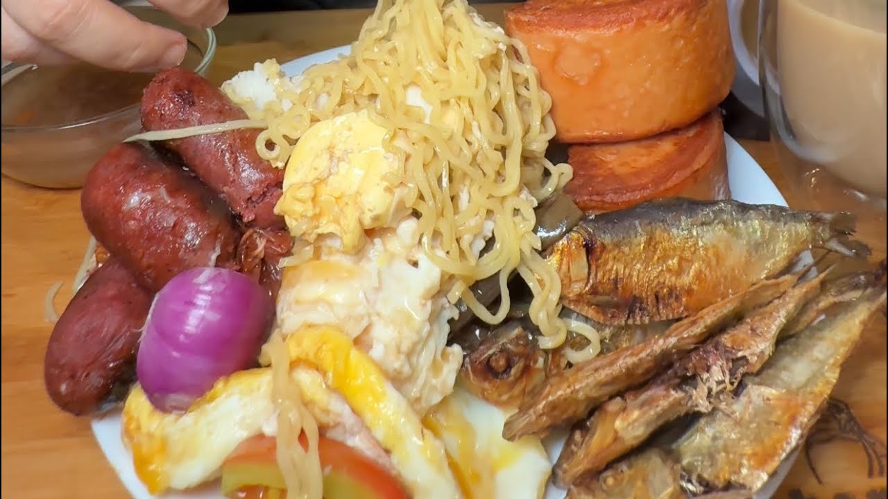 Pinoy Almusal Noodles Itlog Tuyo Maling Longanisa Talong at Kapeng Gawa ...