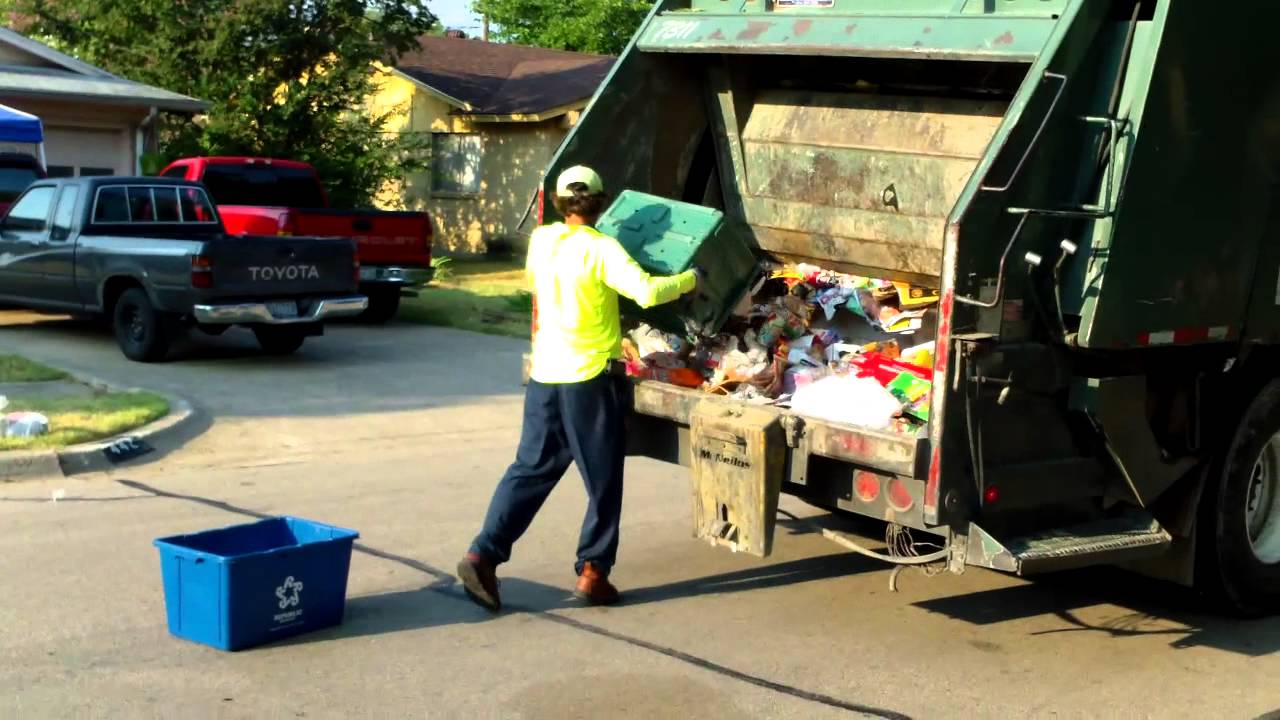 J.C. Duncan Disposal Peterbilt 330 Heil 5000 Rear Loader - YouTube