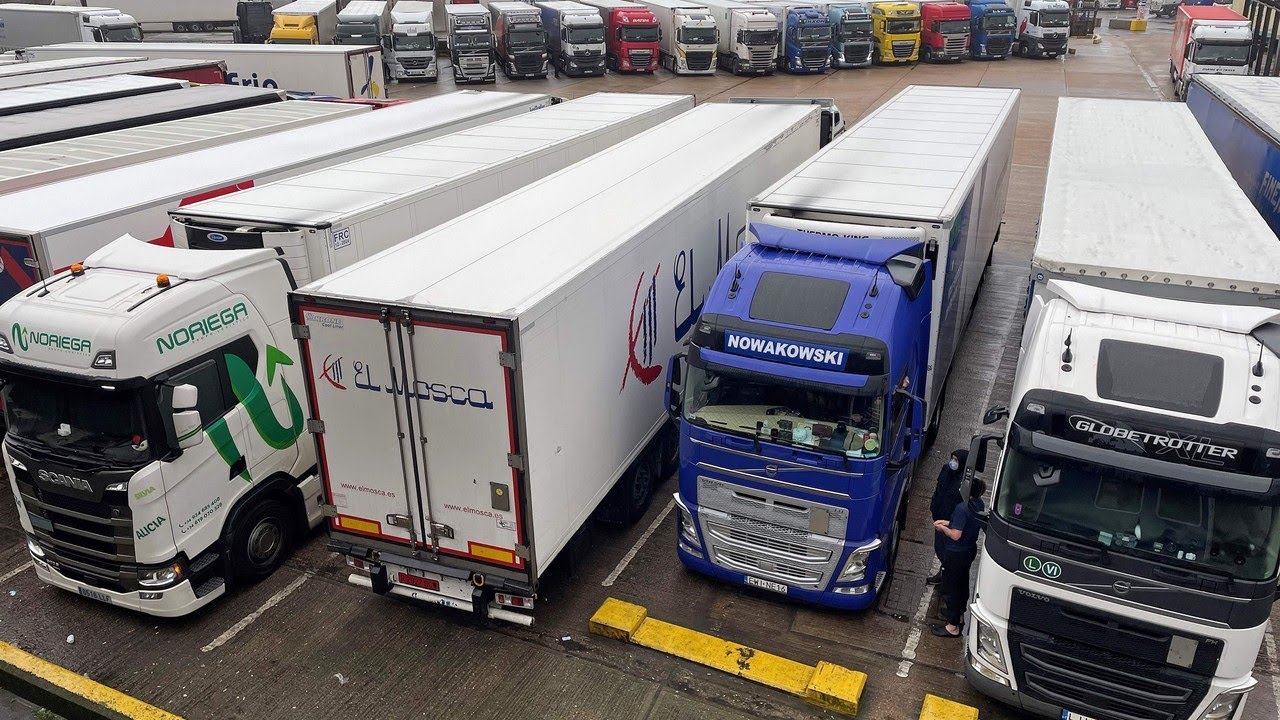 France's border closure to UK causes major disruptions - YouTube