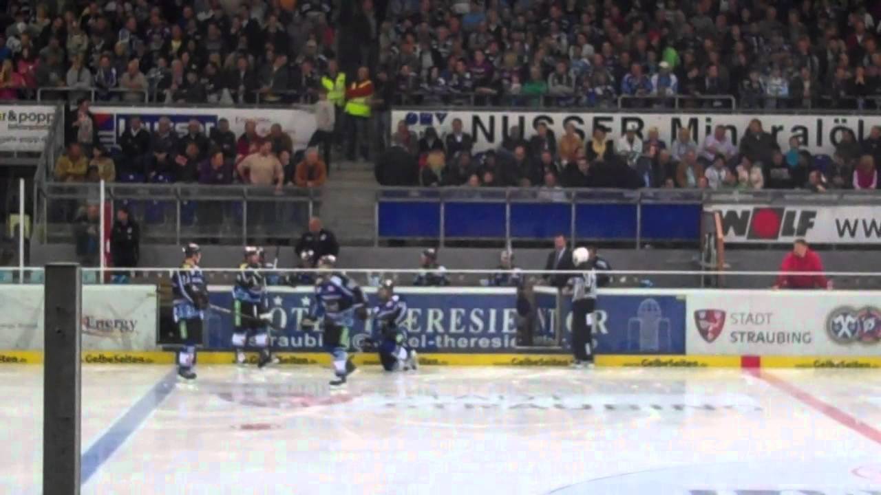 Straubing - DEG Tyler Beechey spielt den Eismeister - YouTube