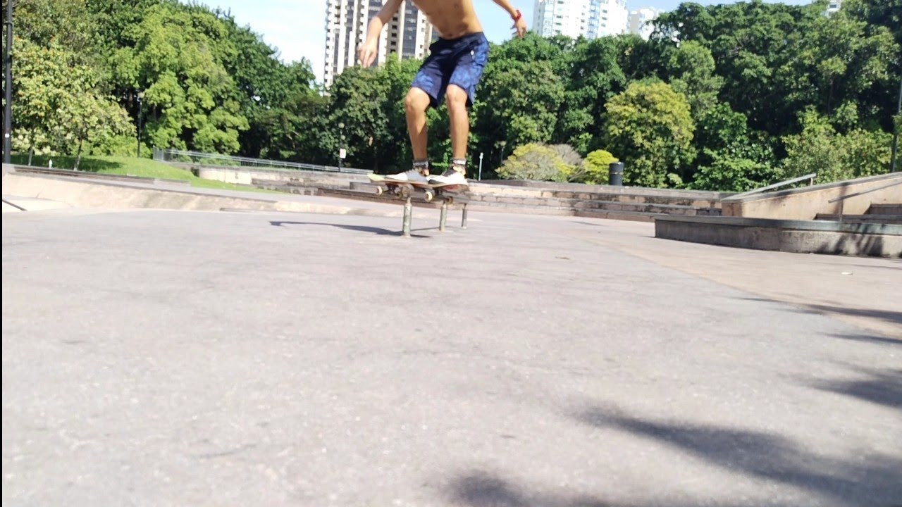 Doing a boardslide and a perfect kickflip - YouTube