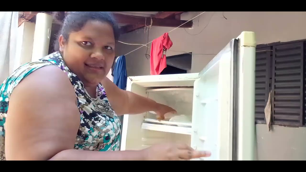 a limpei minha geladeira tava cheia de gelo - YouTube