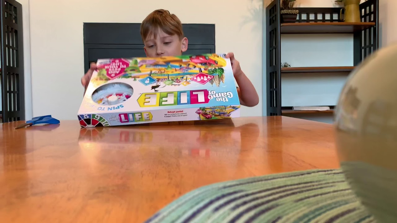 Jaxon Unboxing the game of life - YouTube