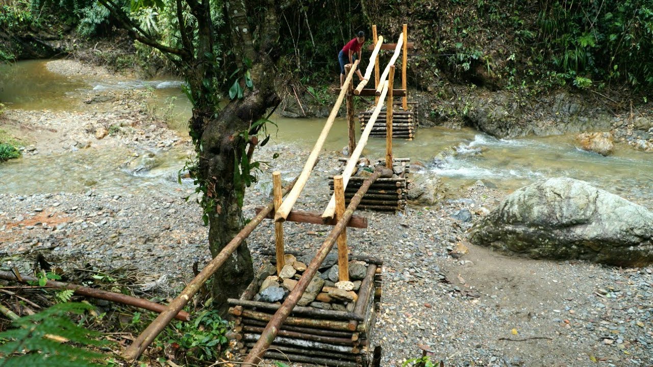 Build a wooden bridge across the stream during the rainy season - Phùng ...