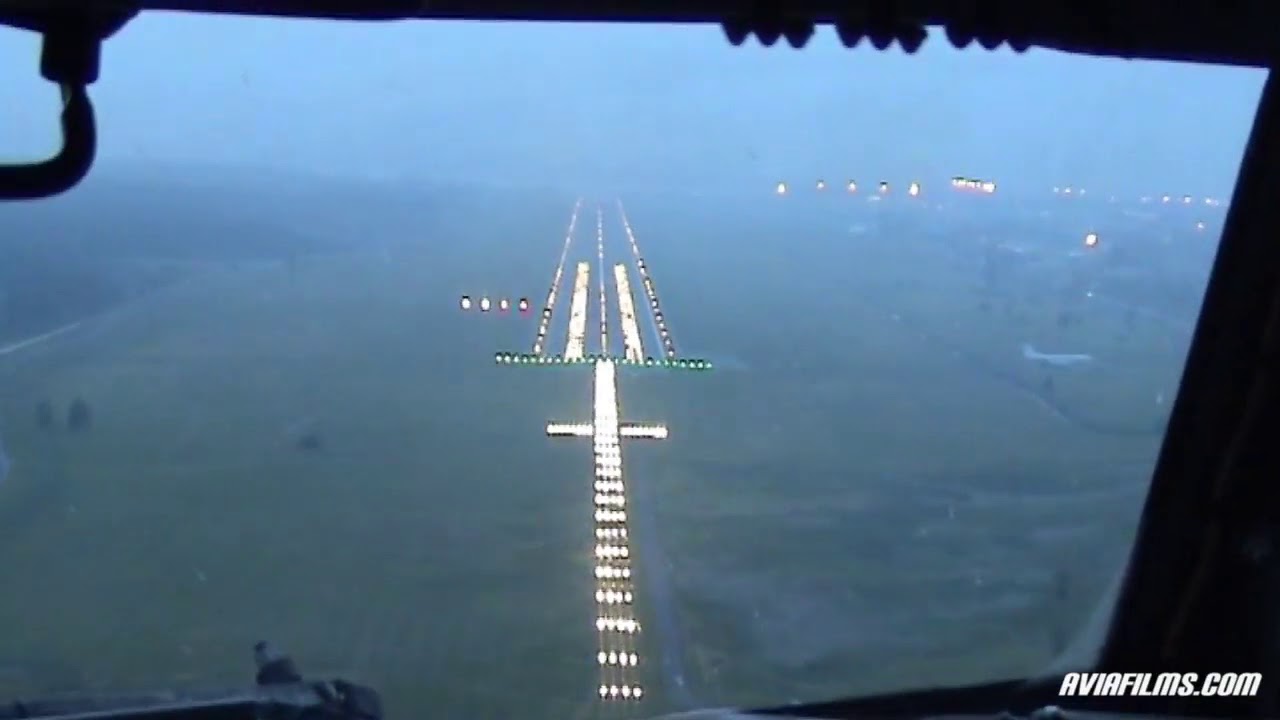 Boeing 737 cockpit landing - YouTube