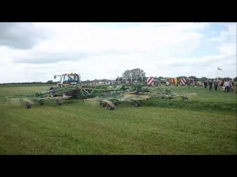 JCB Fastrac & Krone Swadro Rake In Action!
