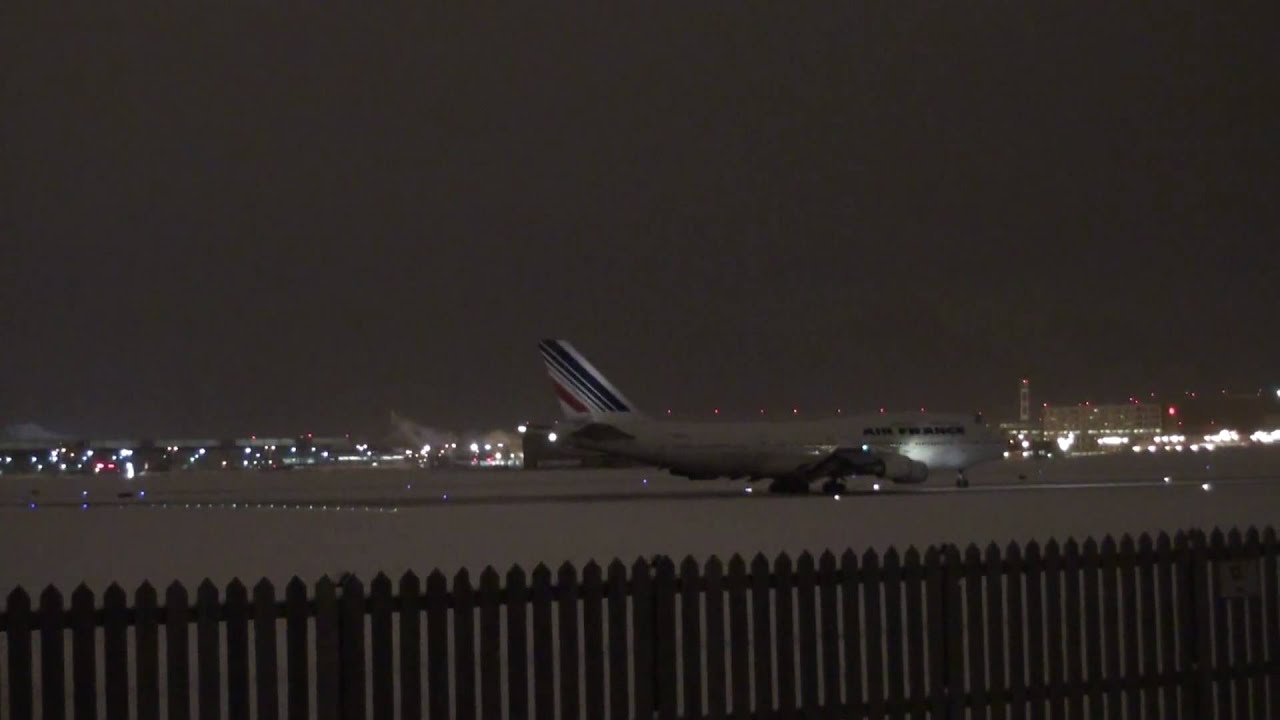 JUMBO JET BLASTS SNOW ON A WINTER STORMY NIGHT TAKEOFF - YouTube