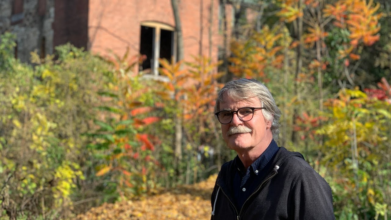 David Macaulay: BUILDING A MILL TOWN - YouTube