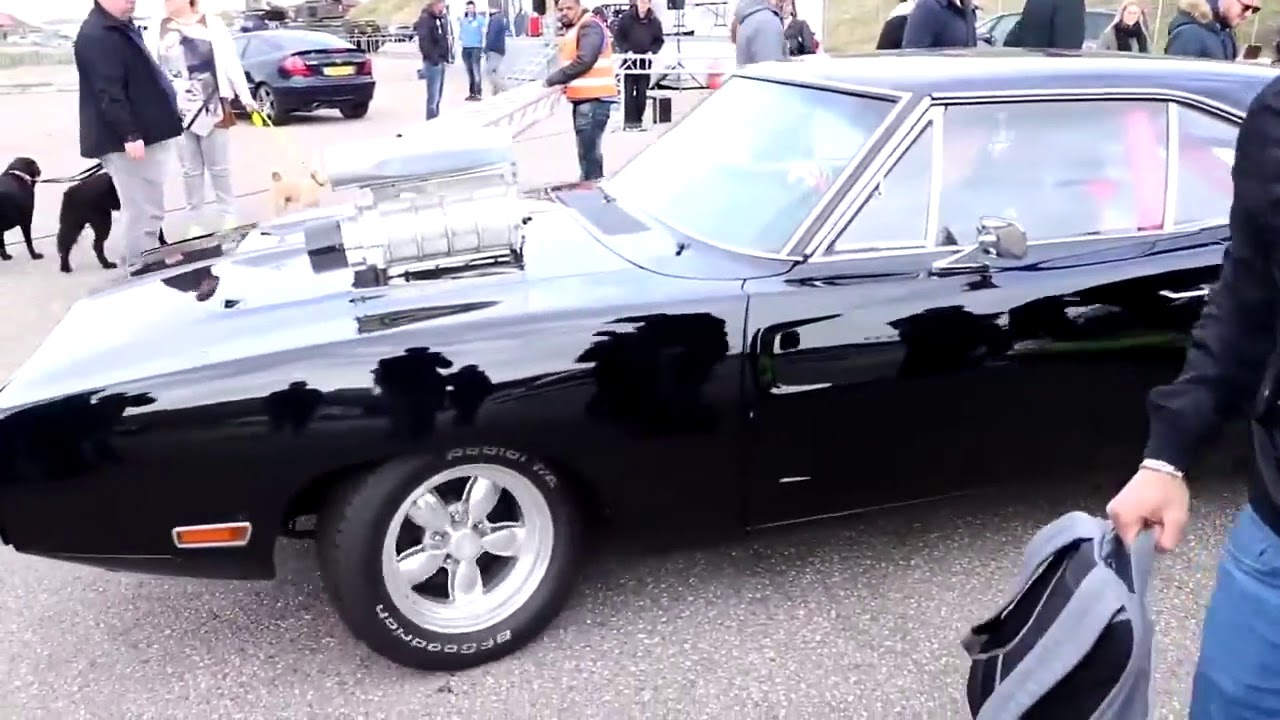 El auto de toreto queda en ridículo en exhibición - YouTube