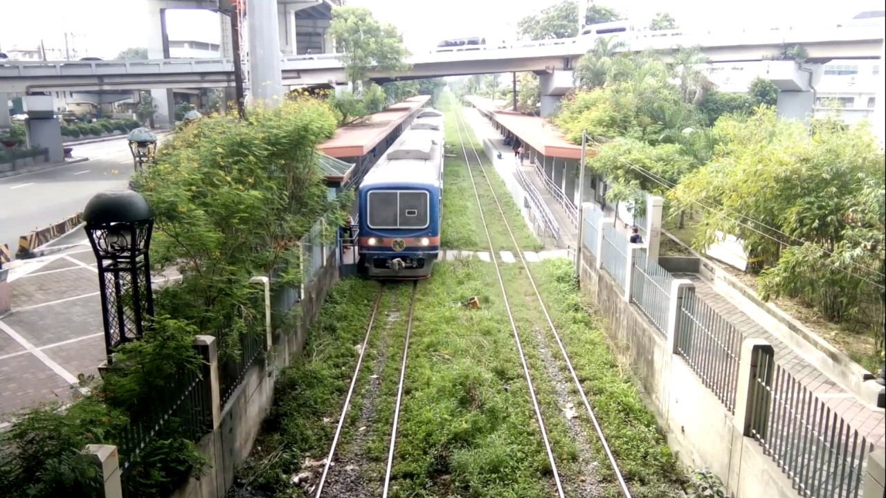 PNR Hyundai Rotem DMU Set 05 as MNC 1458 at EDSA-Magallanes station ...