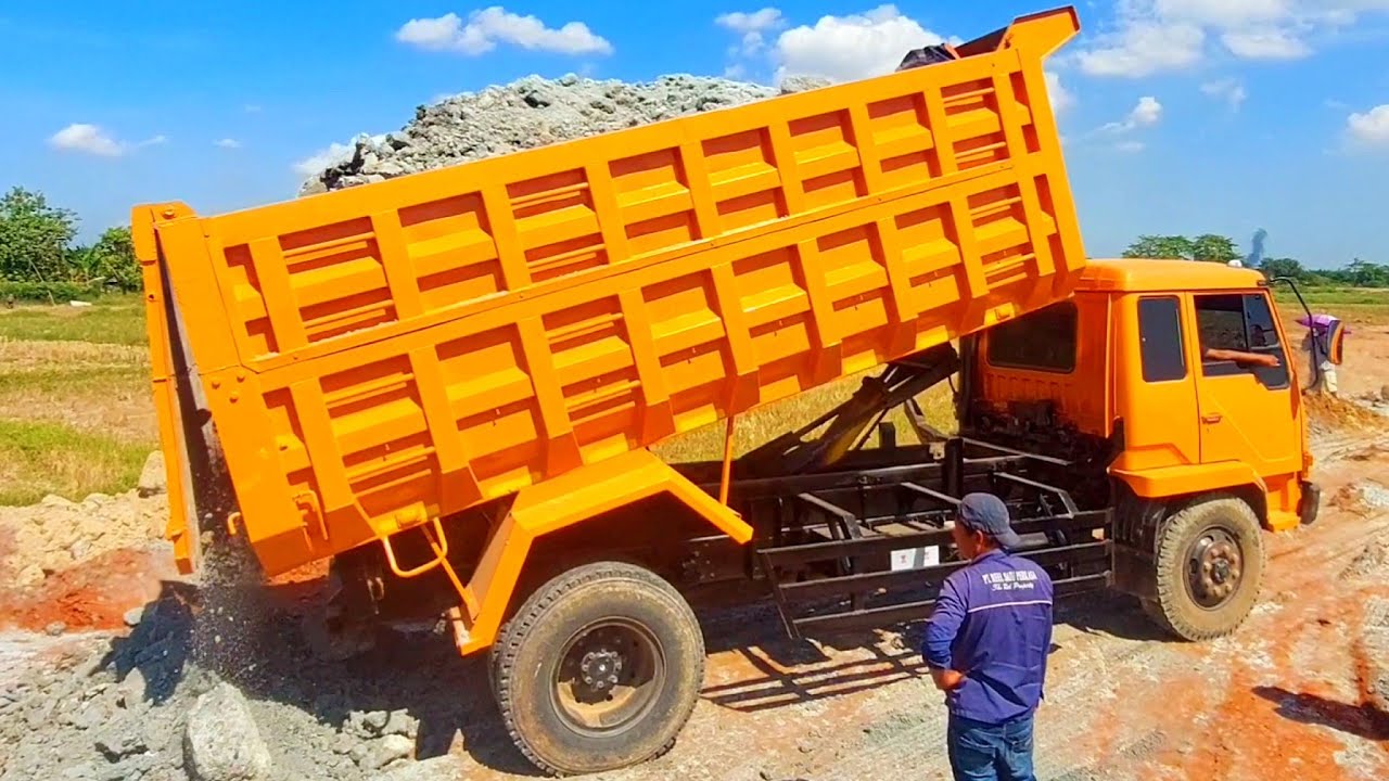 Mobil Jumbo Dump Truk Proyek Fuso 220ps Jomplang Full Muatan Tanah ...