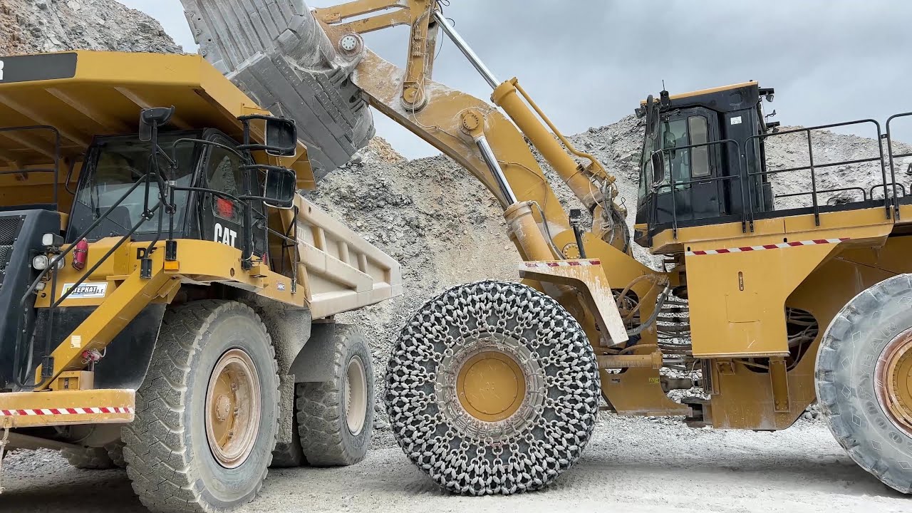 Caterpillar 992K Wheel Loader Loading Caterpillar 777F Dumpers ...
