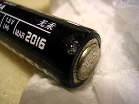 DURACELL BATTERY IS LEAKING! 金頂電池爆漿了 - PART 2 - YouTube