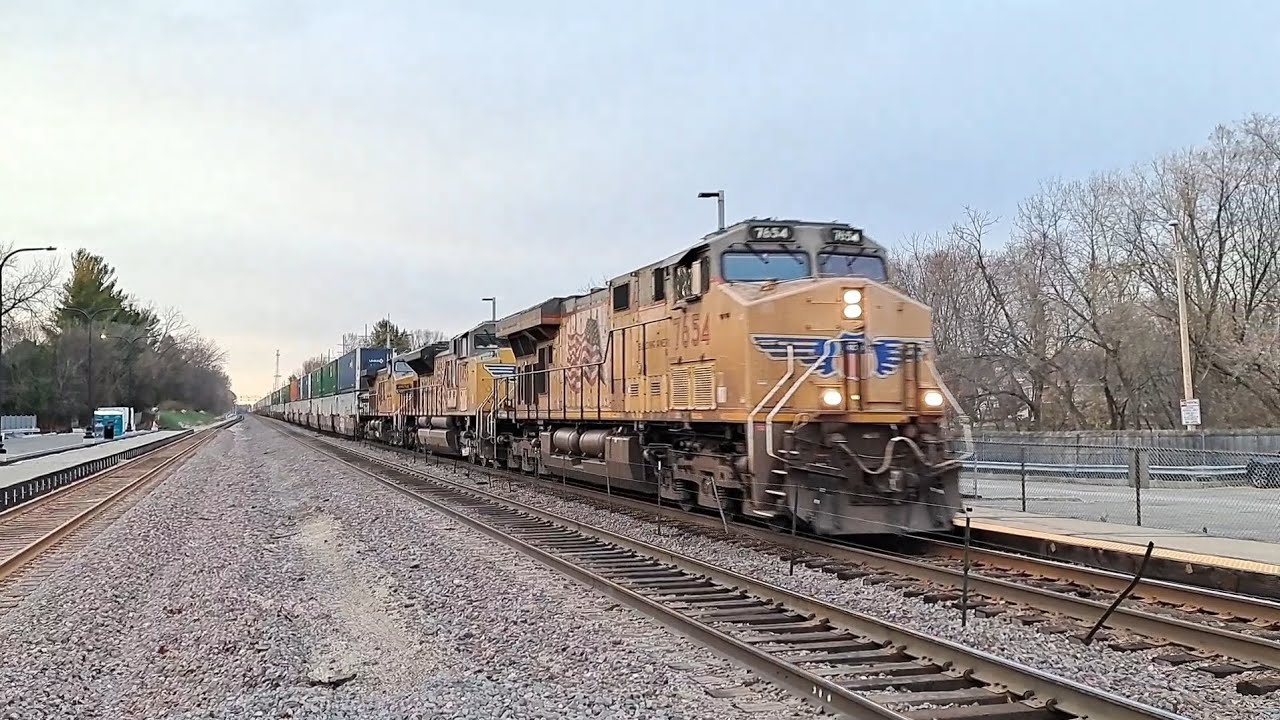 UP ZSCG2 passing Geneva's 3rd track project - YouTube