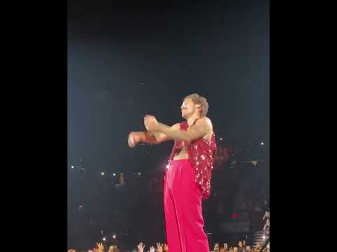 Harry dancing on stage in Las Vegas | Love On Tour #shorts #harrystyles ...