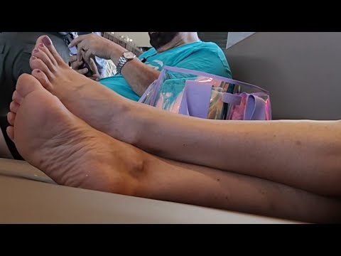 Candid Mature Girl Barefoot Feet in Public 
