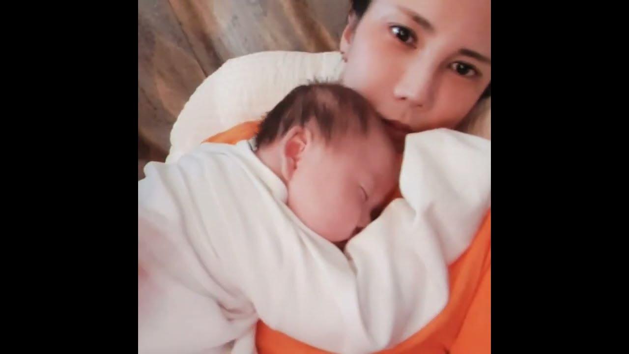 엄마 품에서 자는 아기 Youtube