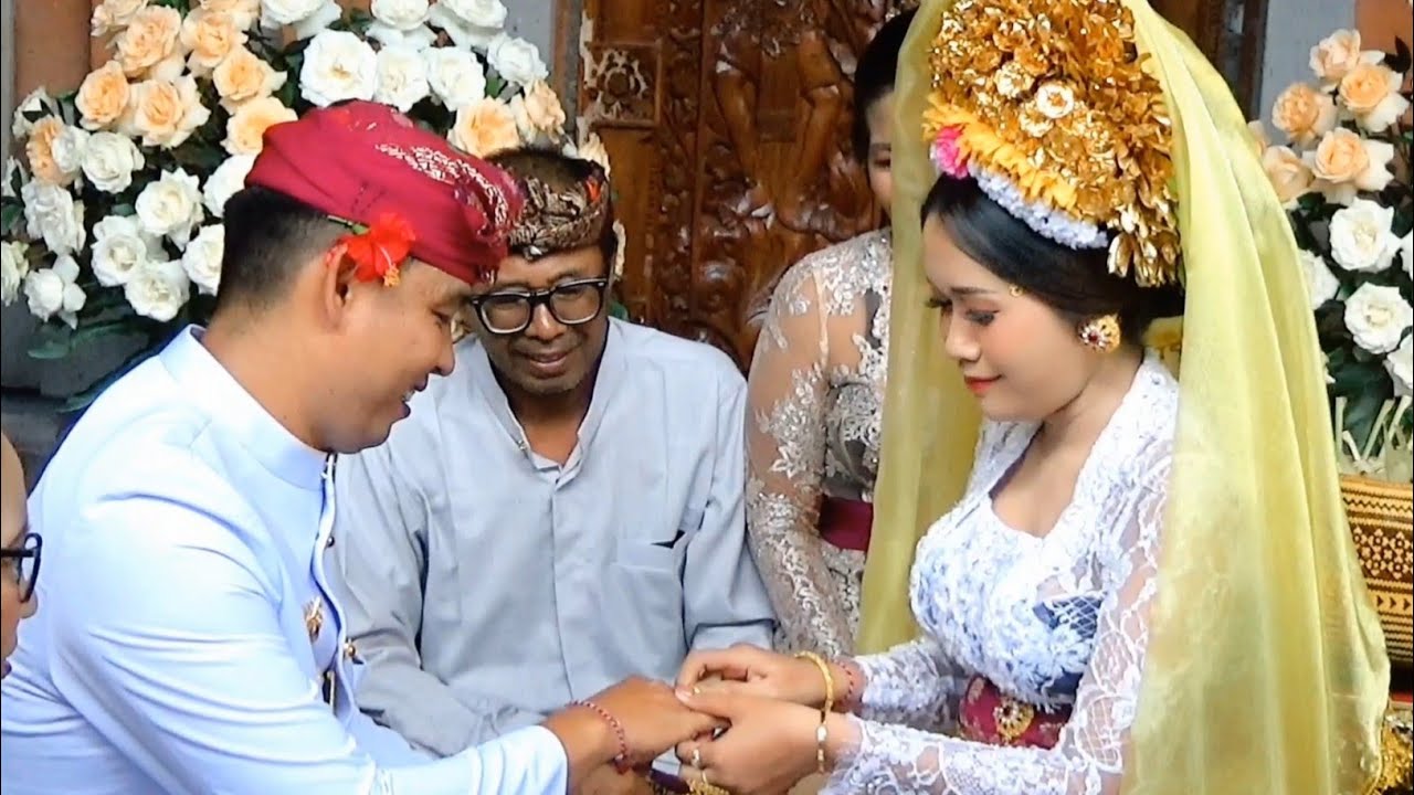 Moment Tukar Cincin di Tengah Teduhnya Bale Daja | Wedding Adat Bali ...