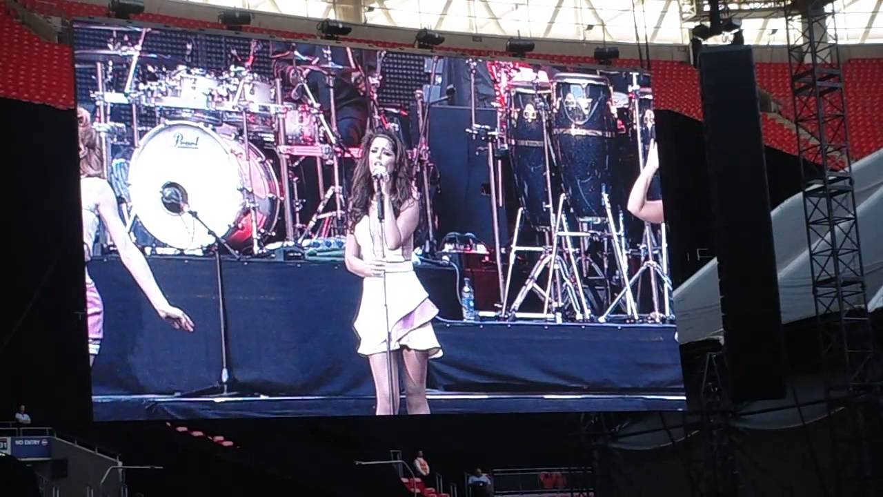 Girls Aloud - Untouchable Live at Wembley 18.9.2009 - YouTube
