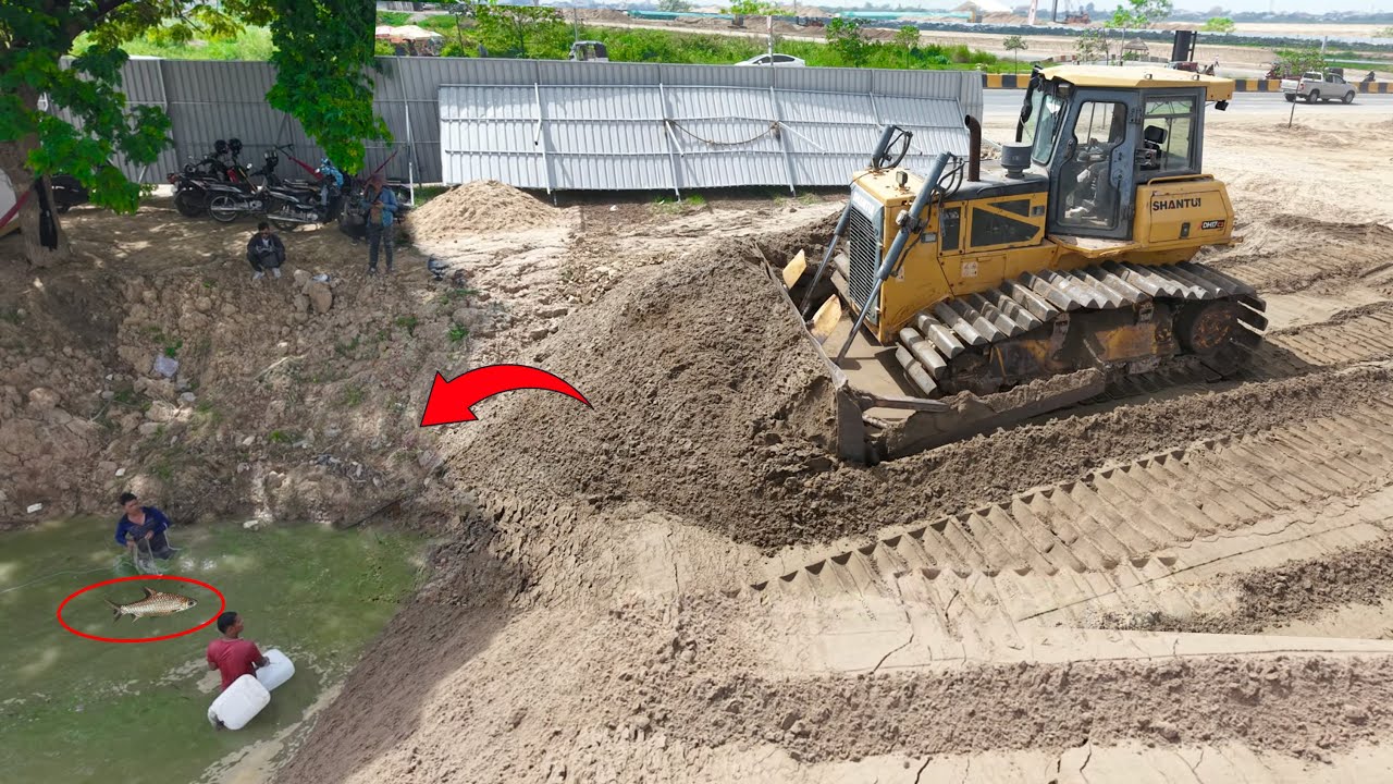 Awesome Skill – SHANTUI DH17-B2 Bulldozer Operator Pushing Sand and ...