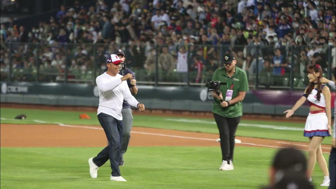 (4K)2023/3/8 WBC世界棒球經典賽『中華VS巴拿馬』- 開球嘉賓Rivera進場 - YouTube