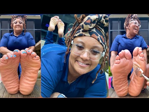 Interviewing College Student About Her Soles 175 | Public Feet Interview | Scouting Soleful Stories