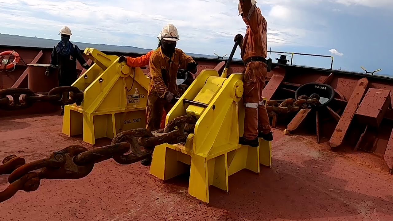 SBM UNBERTHING OPERATION MT“HAWK” - YouTube