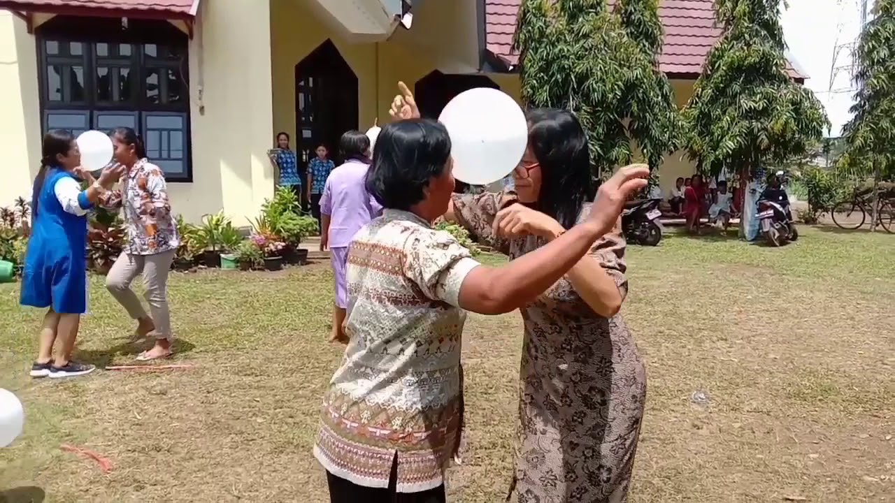 Ibu lawan Bapak lomba joget balon siapa yang bertahan... Simak videonya ...