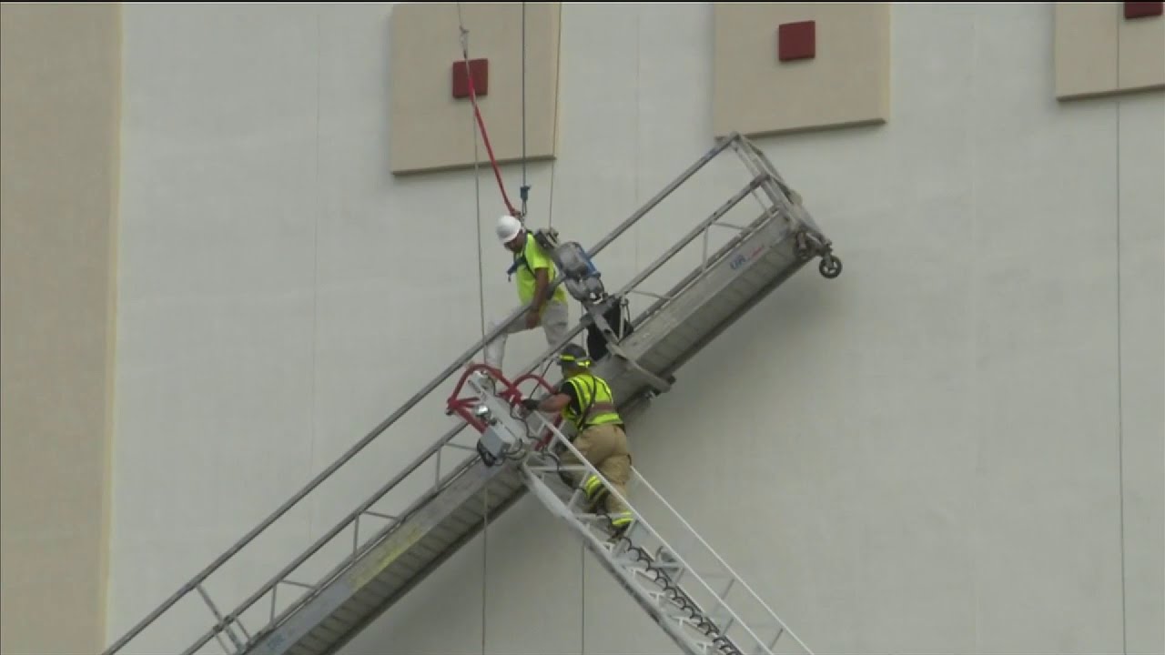 Firefighters rescue construction workers after scaffold accident - YouTube
