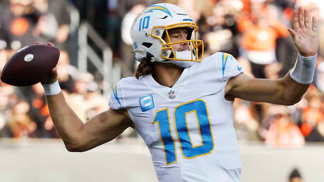 1 Hour of Quarterbacks Throwing Deep Passes | 2024 Season - YouTube