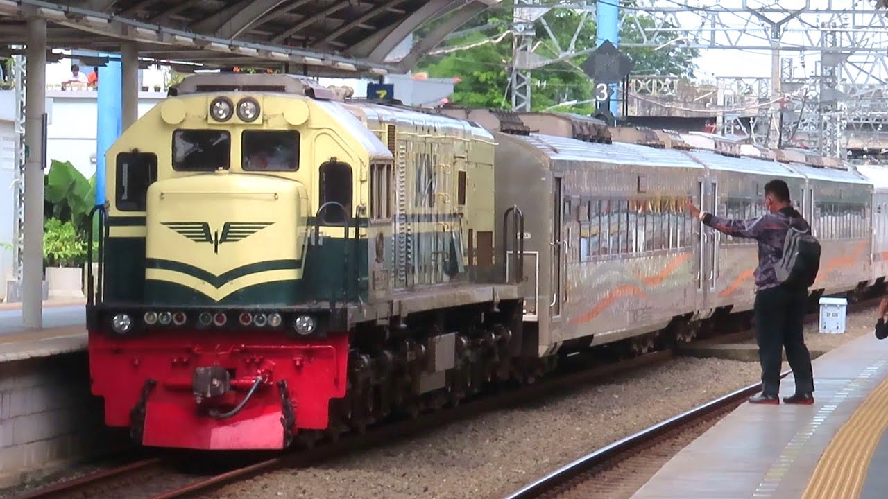RAMAINYA Kereta Api Terbaru Tahun 2023 di Stasiun Jatinegara, ada ...