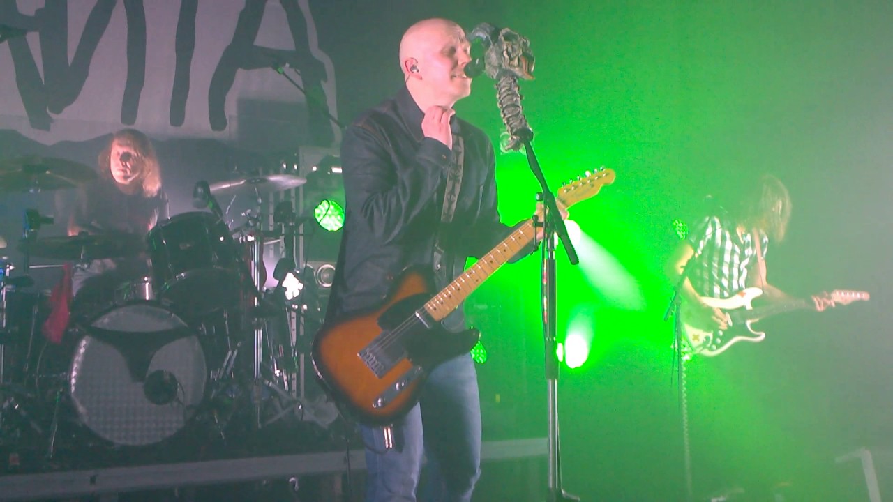 Apulanta - Muistijäljet - Live @ Peurunka Areena 2.12.2016 - YouTube