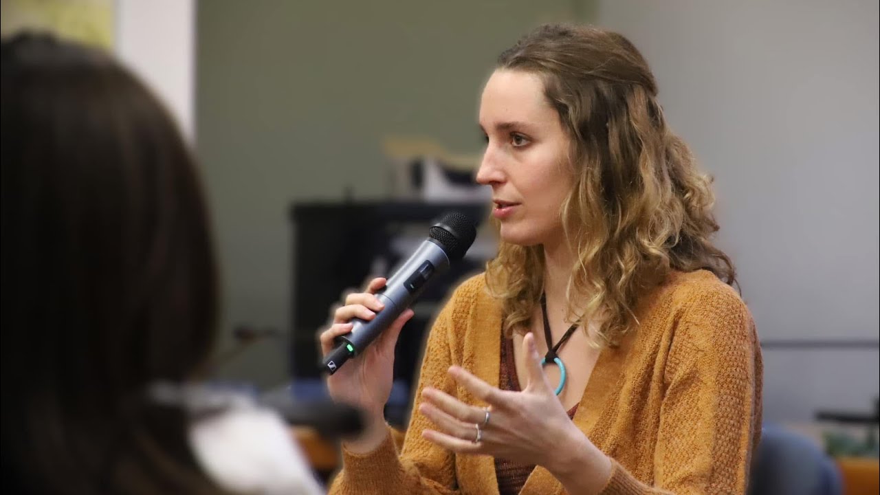 Diletta Huyskes dialoga con le ragazze del Liceo Scientifico M. Pira di ...