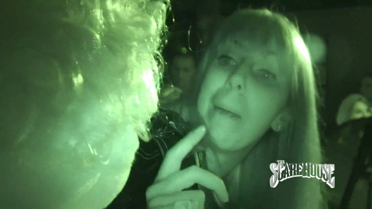 Tall Cathy freaks out at Pittsburgh haunted house - YouTube