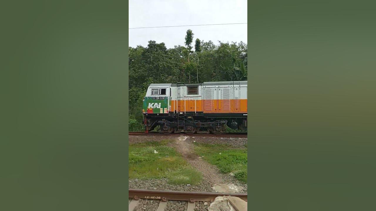 Kereta api Babarandek kosongan dengan lokomotif Nataru 2024-2025 # ...